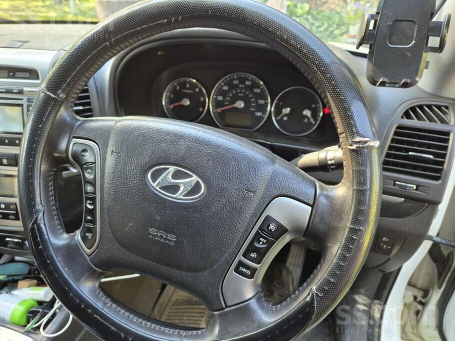 White Hyundai Santa Fe 2011 in Madona, with an engine capacity of 2.20 L and mileage of 150 thousand km for 1600 €, photo 6 on AUTOMOTO.COM.LV
