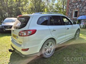 White Hyundai Santa Fe 2011 in Madona, with an engine capacity of 2.20 L and mileage of 150 thousand km for 1600 €, photo 10 on AUTOMOTO.COM.LV