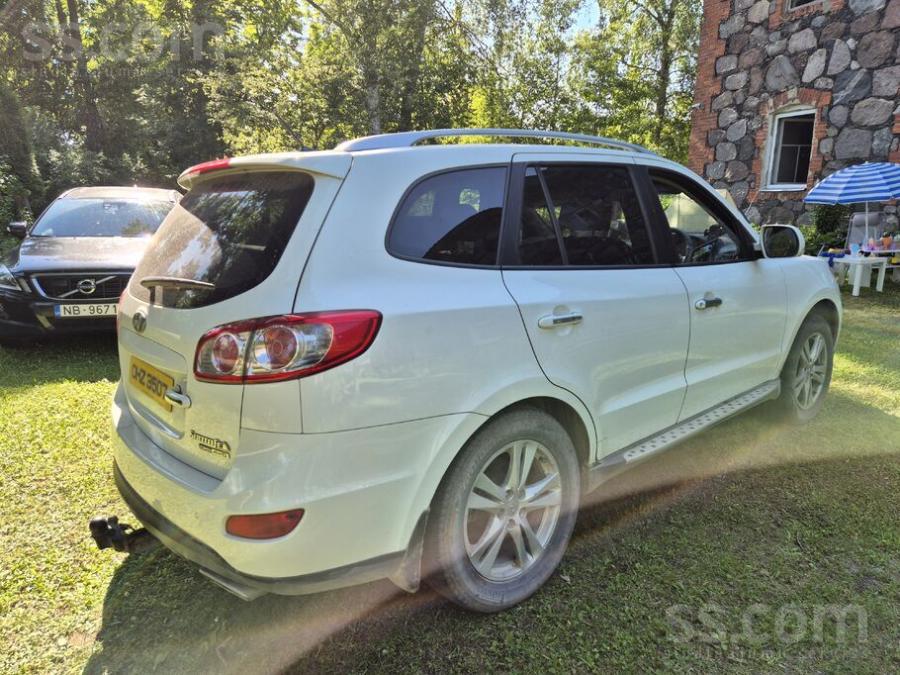 White Hyundai Santa Fe 2011 in Madona, with an engine capacity of 2.20 L and mileage of 150 thousand km for 1600 €, photo 10 on AUTOMOTO.COM.LV