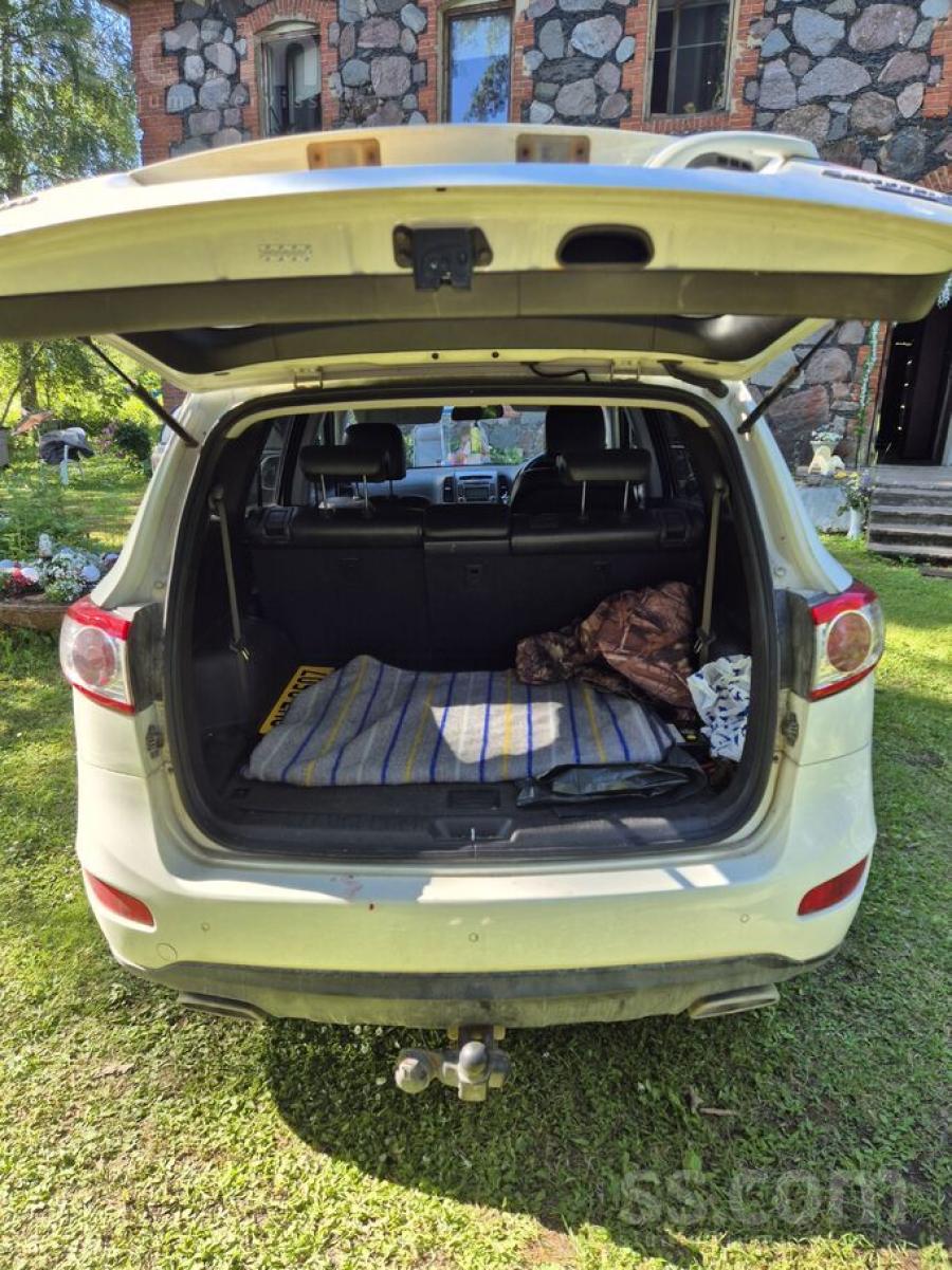 White Hyundai Santa Fe 2011 in Madona, with an engine capacity of 2.20 L and mileage of 150 thousand km for 1600 €, photo 12 on AUTOMOTO.COM.LV