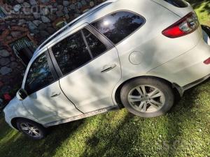 White Hyundai Santa Fe 2011 in Madona, with an engine capacity of 2.20 L and mileage of 150 thousand km for 1600 €, photo 14 on AUTOMOTO.COM.LV