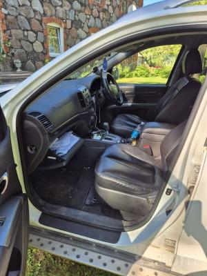 White Hyundai Santa Fe 2011 in Madona, with an engine capacity of 2.20 L and mileage of 150 thousand km for 1600 €, photo 15 on AUTOMOTO.COM.LV