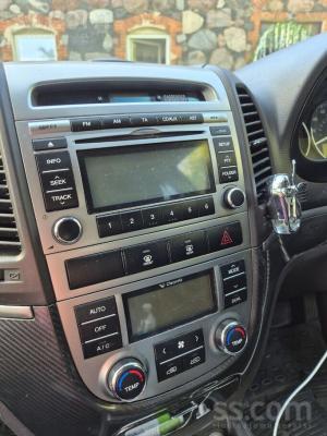 White Hyundai Santa Fe 2011 in Madona, with an engine capacity of 2.20 L and mileage of 150 thousand km for 1600 €, photo 18 on AUTOMOTO.COM.LV