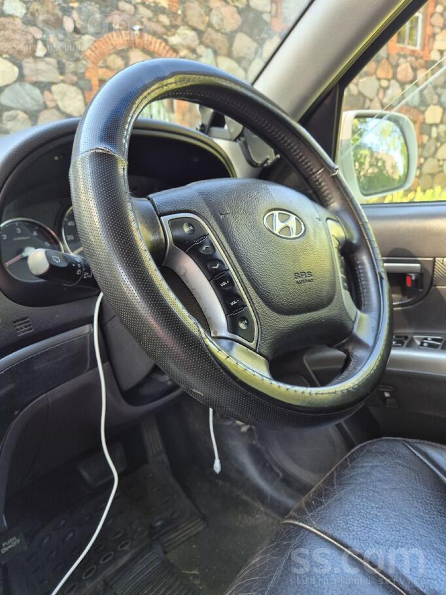 White Hyundai Santa Fe 2011 in Madona, with an engine capacity of 2.20 L and mileage of 150 thousand km for 1600 €, photo 19 on AUTOMOTO.COM.LV