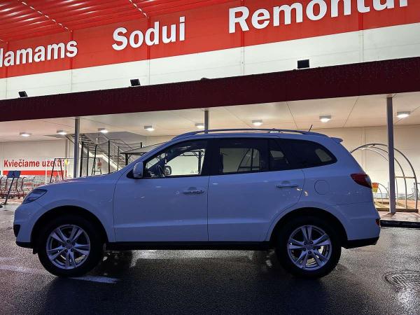 White Hyundai Santa Fe 2011 in Klaipeda, with an engine capacity of 2.20 L and mileage of 329 thousand km for 5300 €, photo 5 on AUTOMOTO.COM.LV