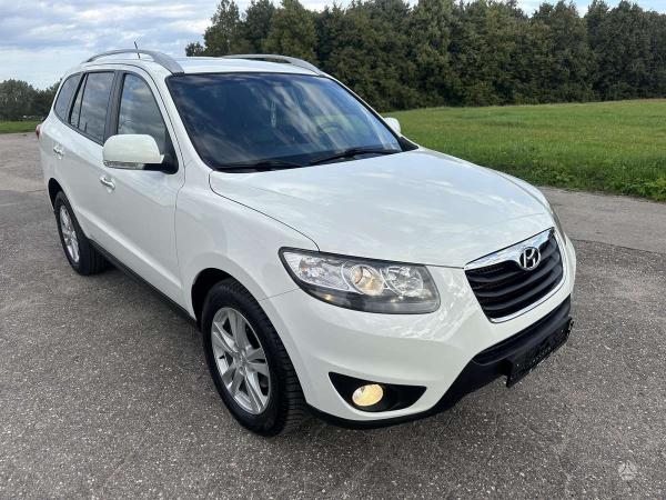White Hyundai Santa Fe 2011 in Siauliai, with an engine capacity of 2.20 L and mileage of 283 thousand km for 6150 €, photo 1 on AUTOMOTO.COM.LV