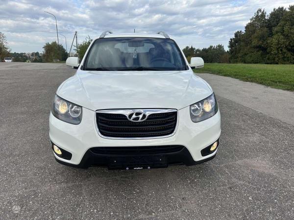 White Hyundai Santa Fe 2011 in Siauliai, with an engine capacity of 2.20 L and mileage of 283 thousand km for 6150 €, photo 3 on AUTOMOTO.COM.LV