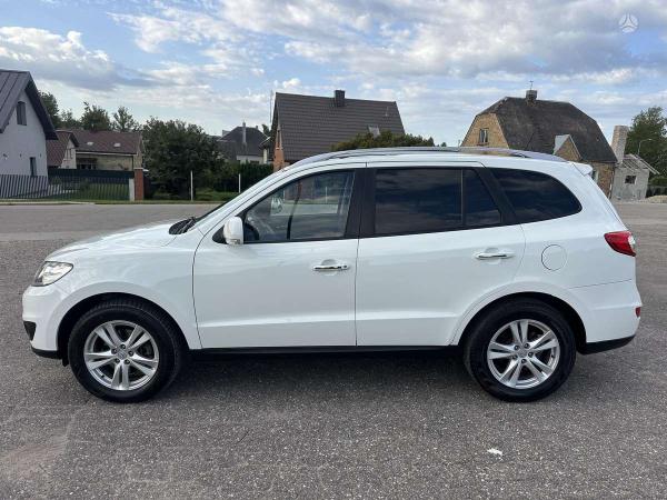 White Hyundai Santa Fe 2011 in Siauliai, with an engine capacity of 2.20 L and mileage of 283 thousand km for 6150 €, photo 5 on AUTOMOTO.COM.LV