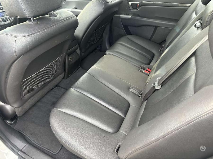 Balts Hyundai Santa Fe 2011 Šauļi, ar dzinēja tilpumu 2.20 L un nobraukumu 283 tūkst. km par 6150 €, foto 16 vietnē AUTOMOTO.COM.LV
