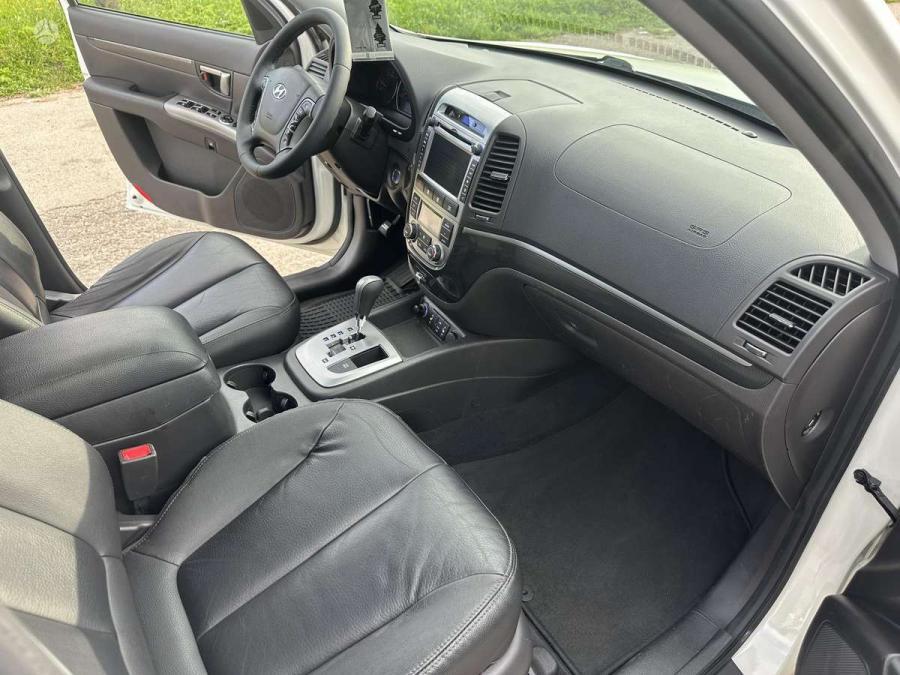 Balts Hyundai Santa Fe 2011 Šauļi, ar dzinēja tilpumu 2.20 L un nobraukumu 283 tūkst. km par 6150 €, foto 17 vietnē AUTOMOTO.COM.LV