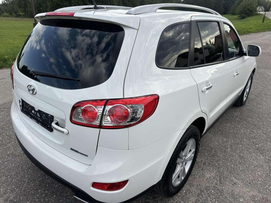White Hyundai Santa Fe 2011 in Siauliai, with an engine capacity of 2.20 L and mileage of 283 thousand km for 6150 €, photo 13 on AUTOMOTO.COM.LV