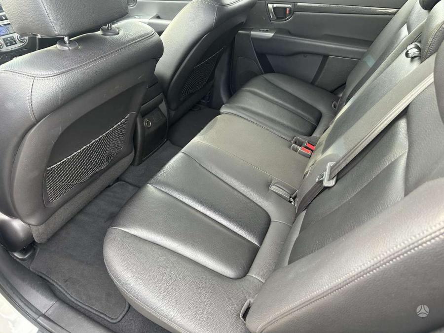 White Hyundai Santa Fe 2011 in Siauliai, with an engine capacity of 2.20 L and mileage of 283 thousand km for 6150 €, photo 16 on AUTOMOTO.COM.LV