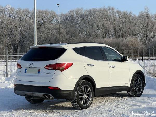 White Hyundai Santa Fe 2012 in Taurage, with an engine capacity of 2.20 L and mileage of 218 thousand km for 9950 €, photo 5 on AUTOMOTO.COM.LV