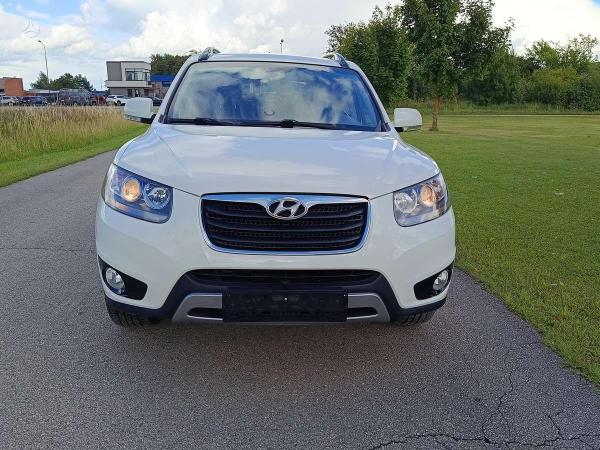 White Hyundai Santa Fe 2012 in Siauliai, with an engine capacity of 2.20 L and mileage of 294 thousand km for 5750 €, photo 2 on AUTOMOTO.COM.LV