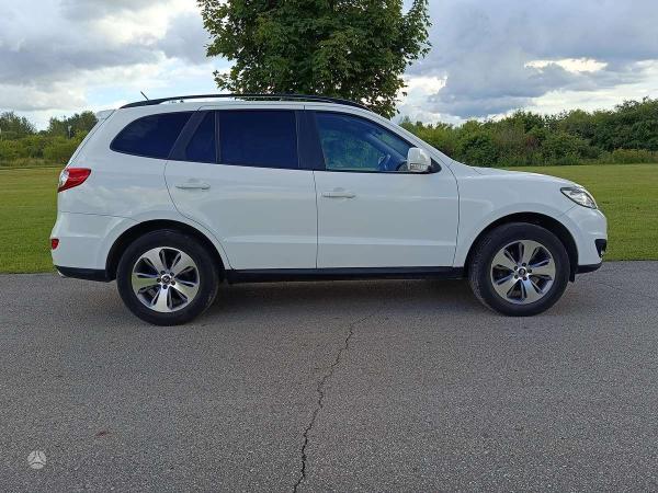 White Hyundai Santa Fe 2012 in Siauliai, with an engine capacity of 2.20 L and mileage of 294 thousand km for 5750 €, photo 4 on AUTOMOTO.COM.LV