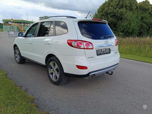 White Hyundai Santa Fe 2012 in Siauliai, with an engine capacity of 2.20 L and mileage of 294 thousand km for 5750 €, photo 8 on AUTOMOTO.COM.LV