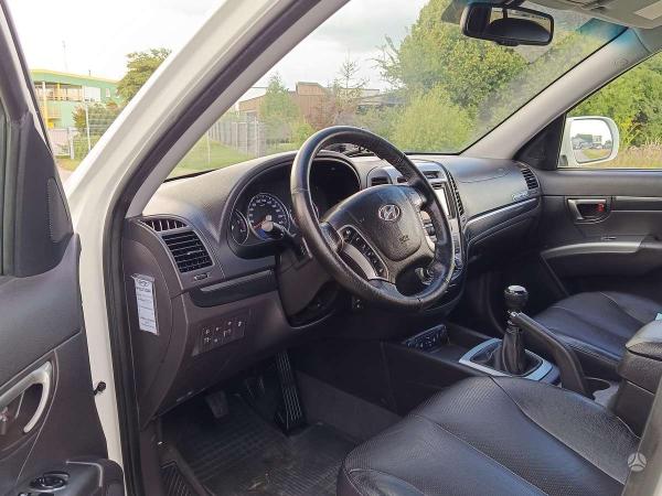 White Hyundai Santa Fe 2012 in Siauliai, with an engine capacity of 2.20 L and mileage of 294 thousand km for 5750 €, photo 9 on AUTOMOTO.COM.LV