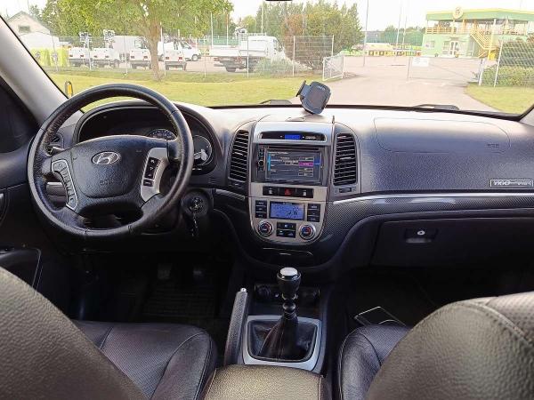 White Hyundai Santa Fe 2012 in Siauliai, with an engine capacity of 2.20 L and mileage of 294 thousand km for 5750 €, photo 10 on AUTOMOTO.COM.LV
