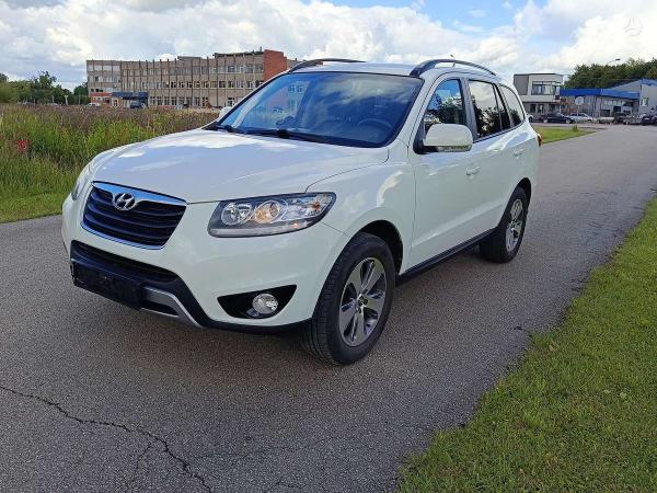 White Hyundai Santa Fe 2012 in Siauliai, with an engine capacity of 2.00 L and mileage of 294 thousand km for 5650 €, photo 1 on AUTOMOTO.COM.LV