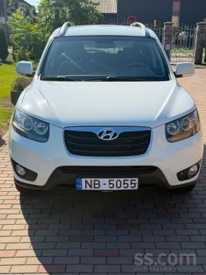 White Hyundai Santa Fe 2012 in Riga, with an engine capacity of 2.10 L and mileage of 192 thousand km for 5800 €, photo  on AUTOMOTO.COM.LV