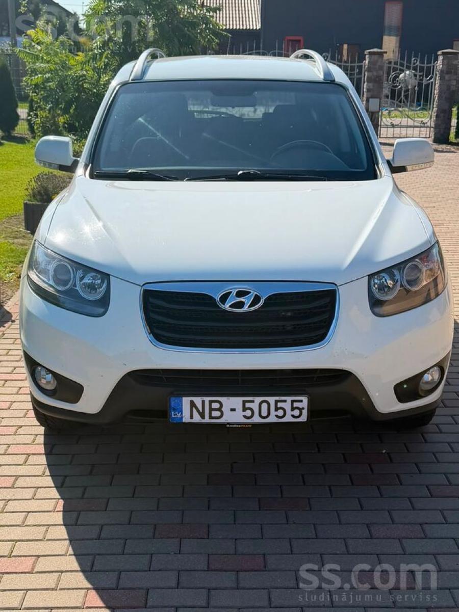 White Hyundai Santa Fe 2012 in Riga, with an engine capacity of 2.10 L and mileage of 192 thousand km for 5800 €, photo 1 on AUTOMOTO.COM.LV