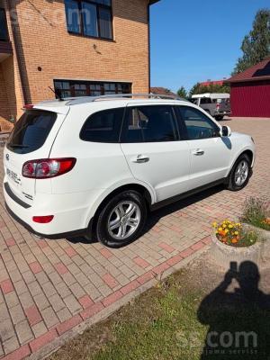 White Hyundai Santa Fe 2012 in Riga, with an engine capacity of 2.10 L and mileage of 192 thousand km for 5800 €, photo 4 on AUTOMOTO.COM.LV