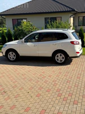 White Hyundai Santa Fe 2012 in Riga, with an engine capacity of 2.10 L and mileage of 192 thousand km for 5800 €, photo 5 on AUTOMOTO.COM.LV