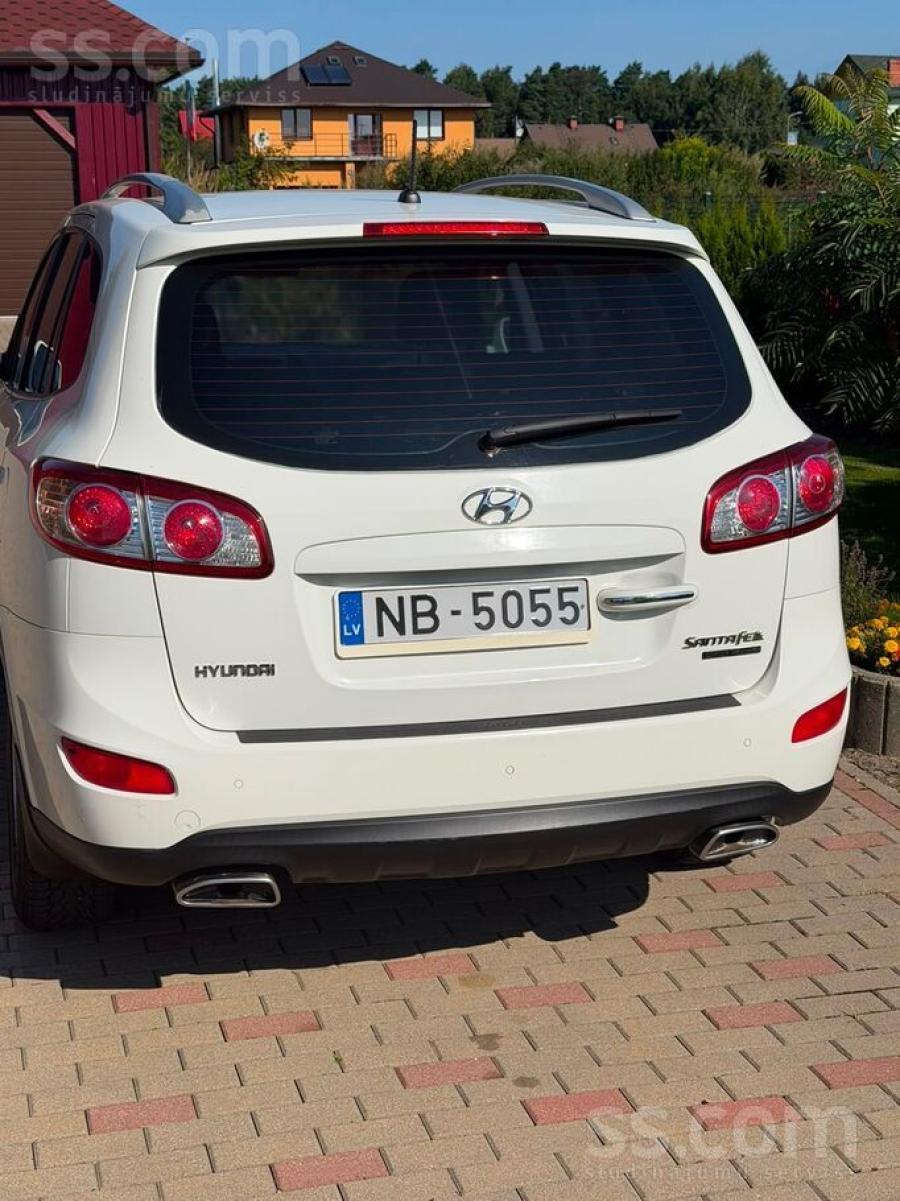 White Hyundai Santa Fe 2012 in Riga, with an engine capacity of 2.10 L and mileage of 192 thousand km for 5800 €, photo 6 on AUTOMOTO.COM.LV