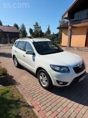 White Hyundai Santa Fe 2012 in Riga, with an engine capacity of 2.10 L and mileage of 192 thousand km for 5800 €, photo 7 on AUTOMOTO.COM.LV