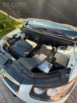 White Hyundai Santa Fe 2012 in Riga, with an engine capacity of 2.10 L and mileage of 192 thousand km for 5800 €, photo 8 on AUTOMOTO.COM.LV
