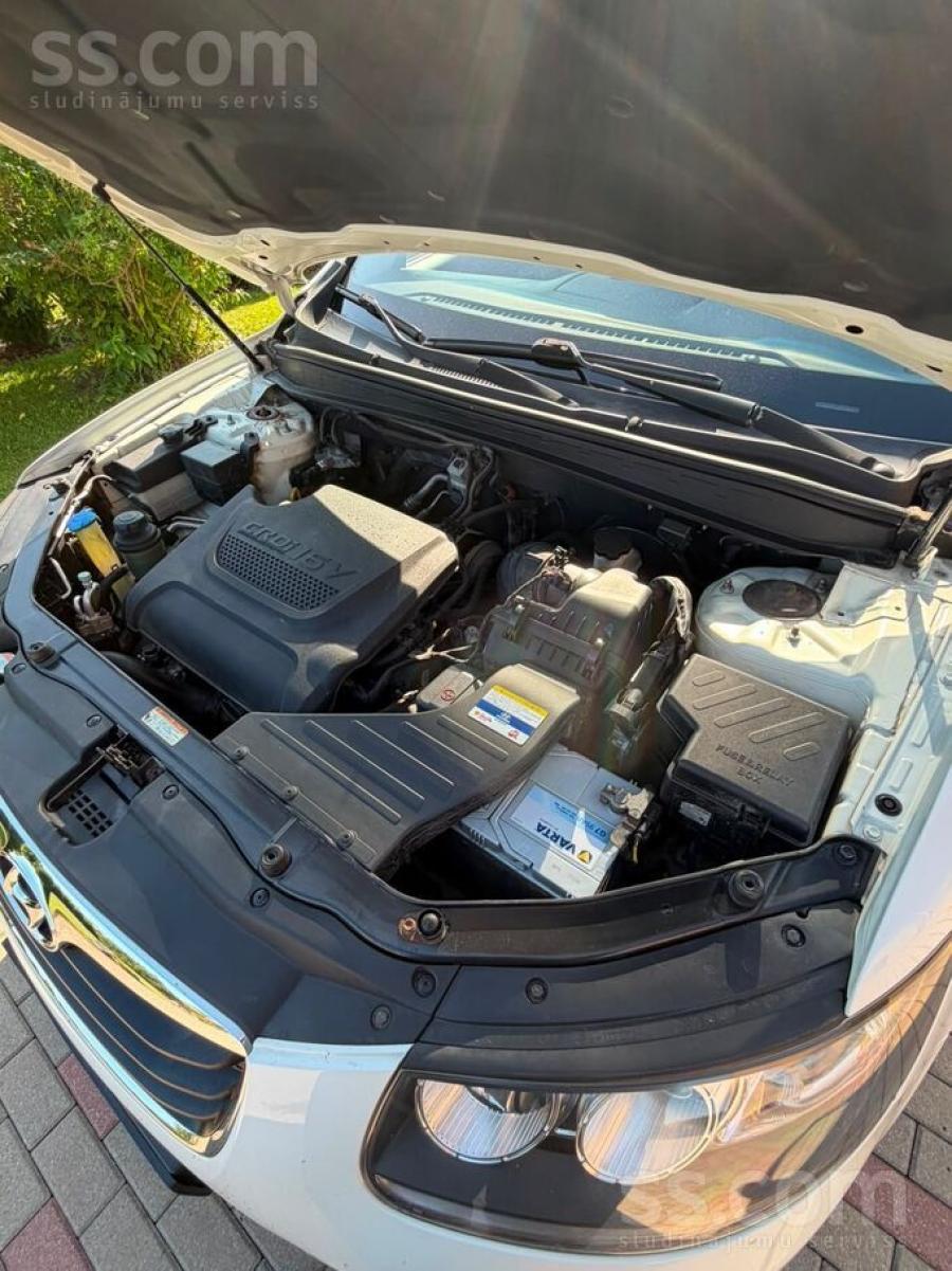 White Hyundai Santa Fe 2012 in Riga, with an engine capacity of 2.10 L and mileage of 192 thousand km for 5800 €, photo 8 on AUTOMOTO.COM.LV