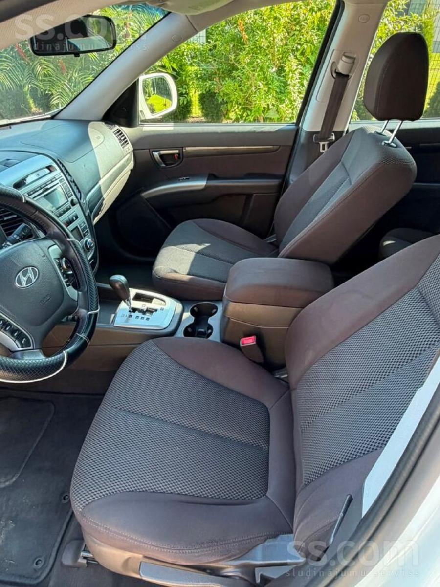 White Hyundai Santa Fe 2012 in Riga, with an engine capacity of 2.10 L and mileage of 192 thousand km for 5800 €, photo 10 on AUTOMOTO.COM.LV