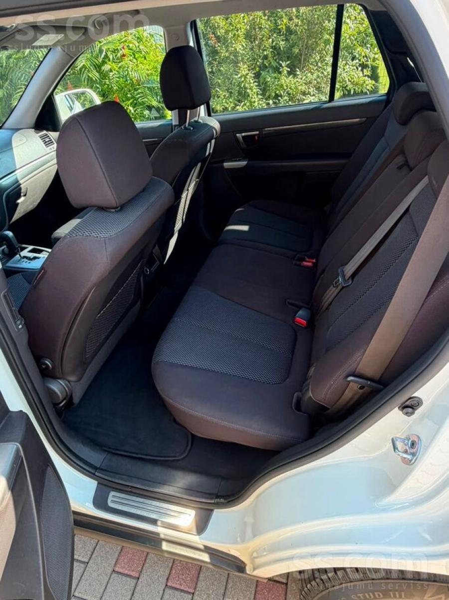 White Hyundai Santa Fe 2012 in Riga, with an engine capacity of 2.10 L and mileage of 192 thousand km for 5800 €, photo 12 on AUTOMOTO.COM.LV