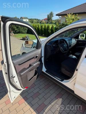 White Hyundai Santa Fe 2012 in Riga, with an engine capacity of 2.10 L and mileage of 192 thousand km for 5800 €, photo 13 on AUTOMOTO.COM.LV