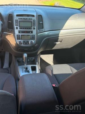 White Hyundai Santa Fe 2012 in Riga, with an engine capacity of 2.10 L and mileage of 192 thousand km for 5800 €, photo 14 on AUTOMOTO.COM.LV