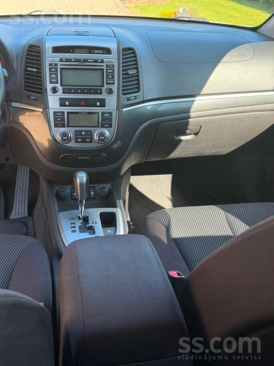 White Hyundai Santa Fe 2012 in Riga, with an engine capacity of 2.10 L and mileage of 192 thousand km for 5800 €, photo 14 on AUTOMOTO.COM.LV