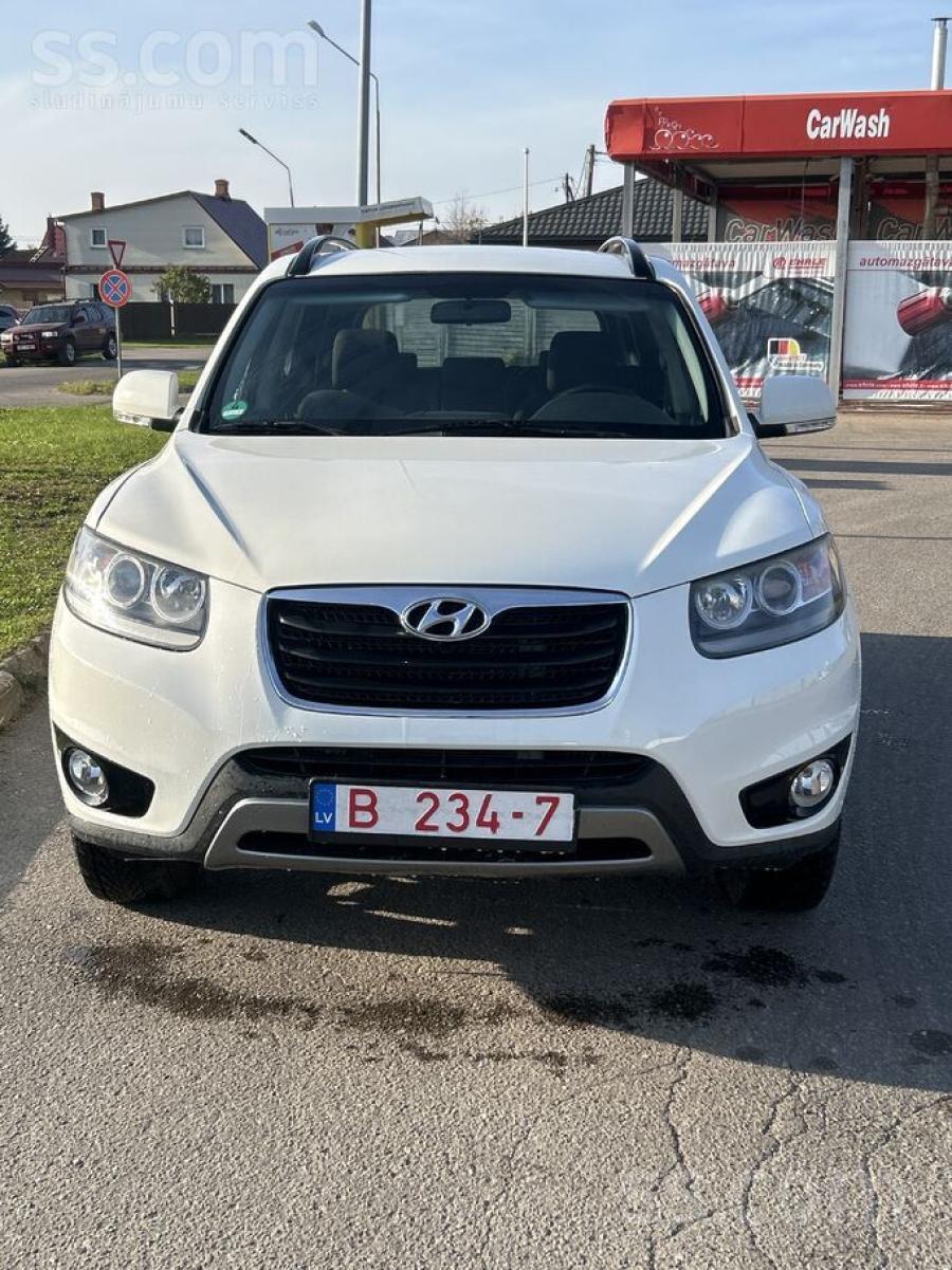 White Hyundai Santa Fe 2012 in Daugavpils, with an engine capacity of 2.20 L and mileage of 266 thousand km for 6500 €, photo 1 on AUTOMOTO.COM.LV