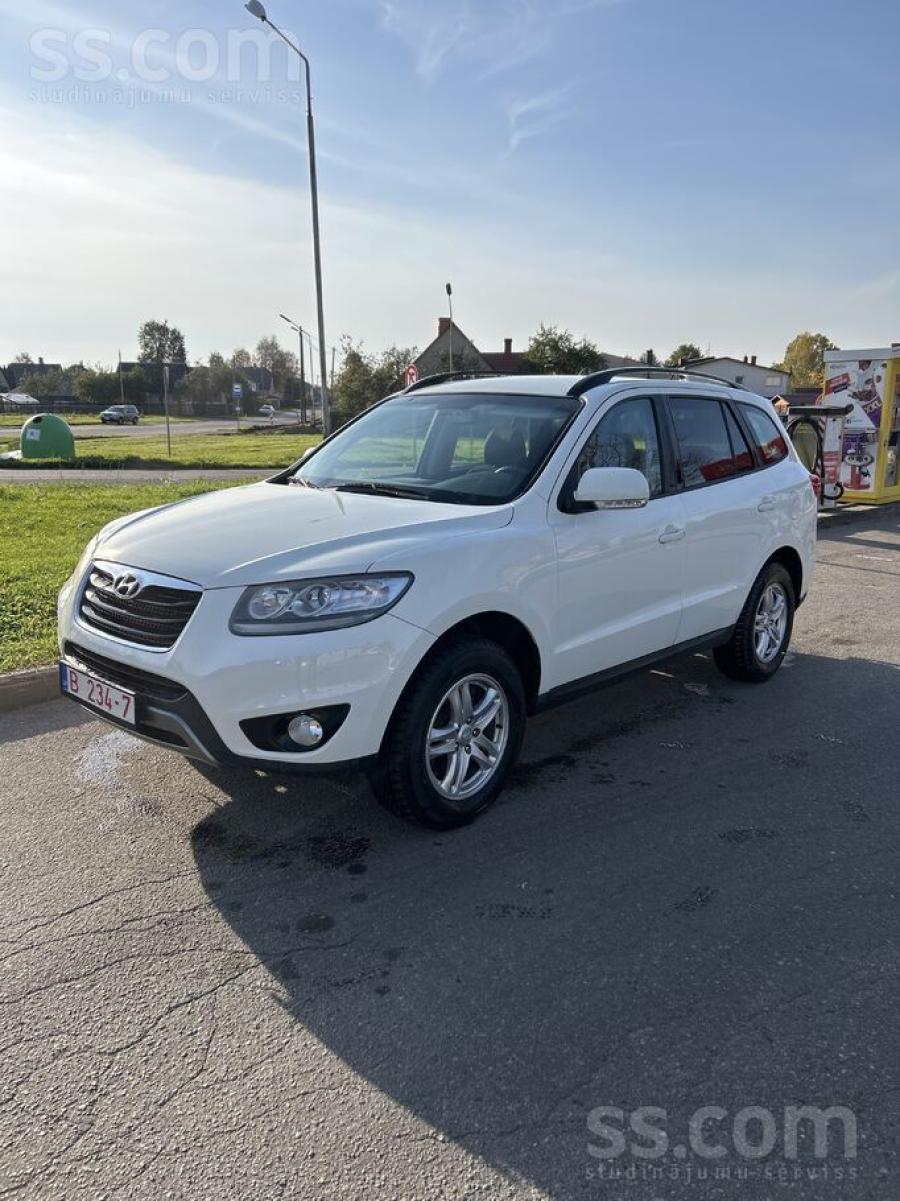 White Hyundai Santa Fe 2012 in Daugavpils, with an engine capacity of 2.20 L and mileage of 266 thousand km for 6500 €, photo 3 on AUTOMOTO.COM.LV