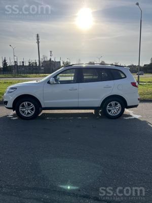 White Hyundai Santa Fe 2012 in Daugavpils, with an engine capacity of 2.20 L and mileage of 266 thousand km for 6500 €, photo 4 on AUTOMOTO.COM.LV