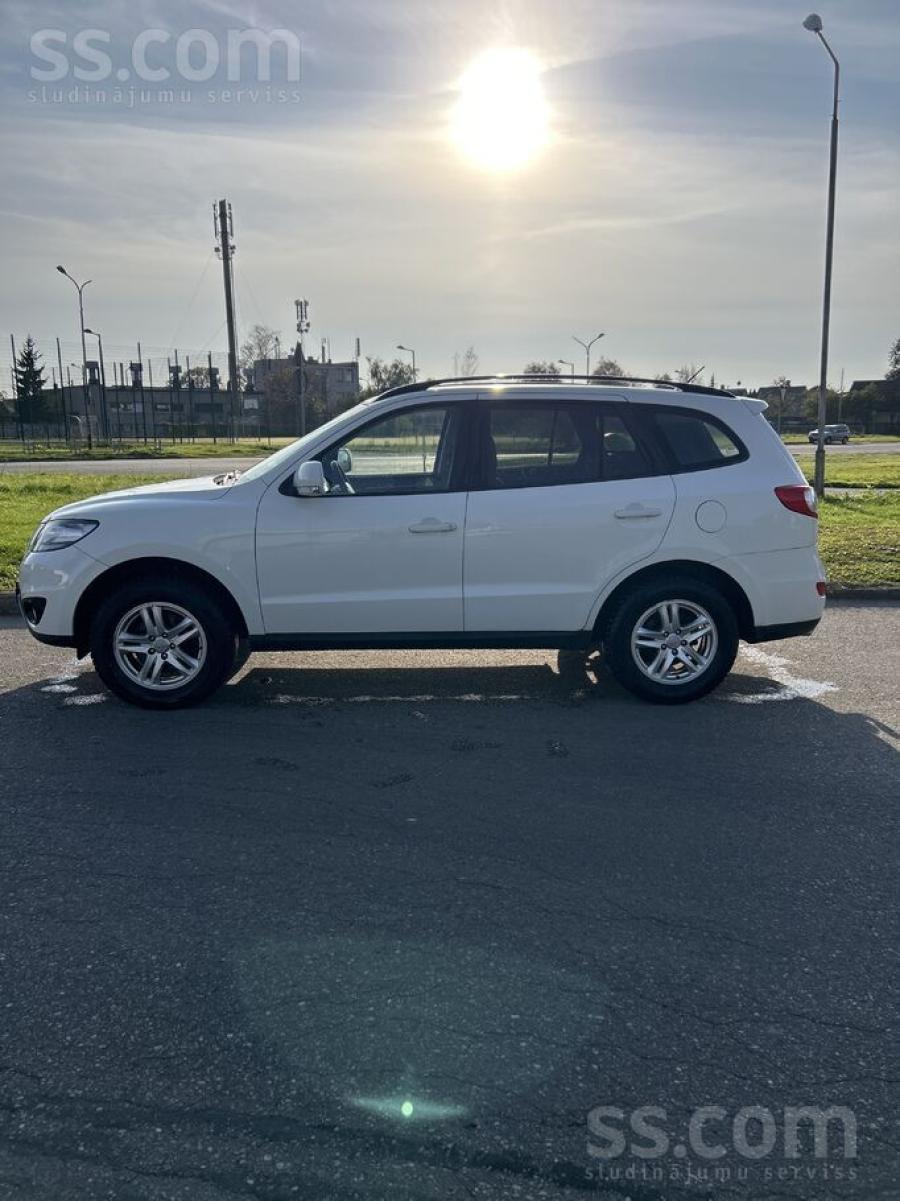 White Hyundai Santa Fe 2012 in Daugavpils, with an engine capacity of 2.20 L and mileage of 266 thousand km for 6500 €, photo 4 on AUTOMOTO.COM.LV