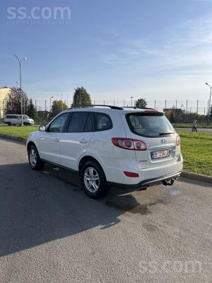 White Hyundai Santa Fe 2012 in Daugavpils, with an engine capacity of 2.20 L and mileage of 266 thousand km for 6500 €, photo 5 on AUTOMOTO.COM.LV