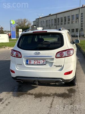White Hyundai Santa Fe 2012 in Daugavpils, with an engine capacity of 2.20 L and mileage of 266 thousand km for 6500 €, photo 6 on AUTOMOTO.COM.LV