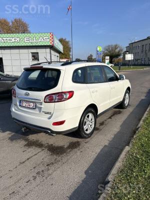 White Hyundai Santa Fe 2012 in Daugavpils, with an engine capacity of 2.20 L and mileage of 266 thousand km for 6500 €, photo 7 on AUTOMOTO.COM.LV