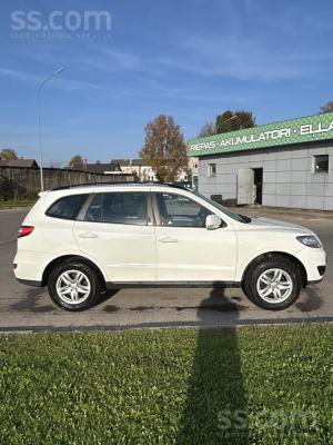 White Hyundai Santa Fe 2012 in Daugavpils, with an engine capacity of 2.20 L and mileage of 266 thousand km for 6500 €, photo 8 on AUTOMOTO.COM.LV