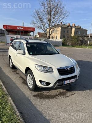 White Hyundai Santa Fe 2012 in Daugavpils, with an engine capacity of 2.20 L and mileage of 266 thousand km for 6500 €, photo 9 on AUTOMOTO.COM.LV