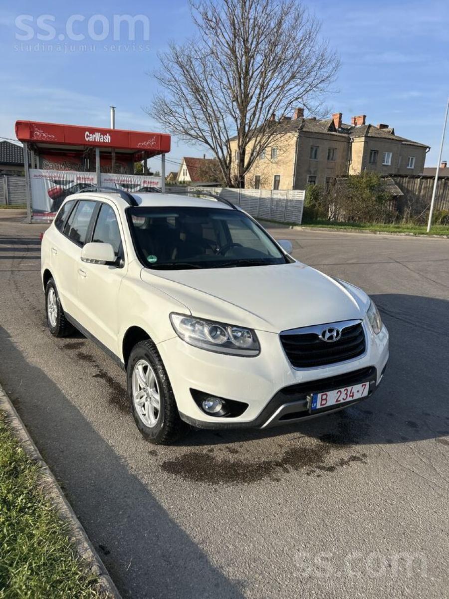 White Hyundai Santa Fe 2012 in Daugavpils, with an engine capacity of 2.20 L and mileage of 266 thousand km for 6500 €, photo 9 on AUTOMOTO.COM.LV
