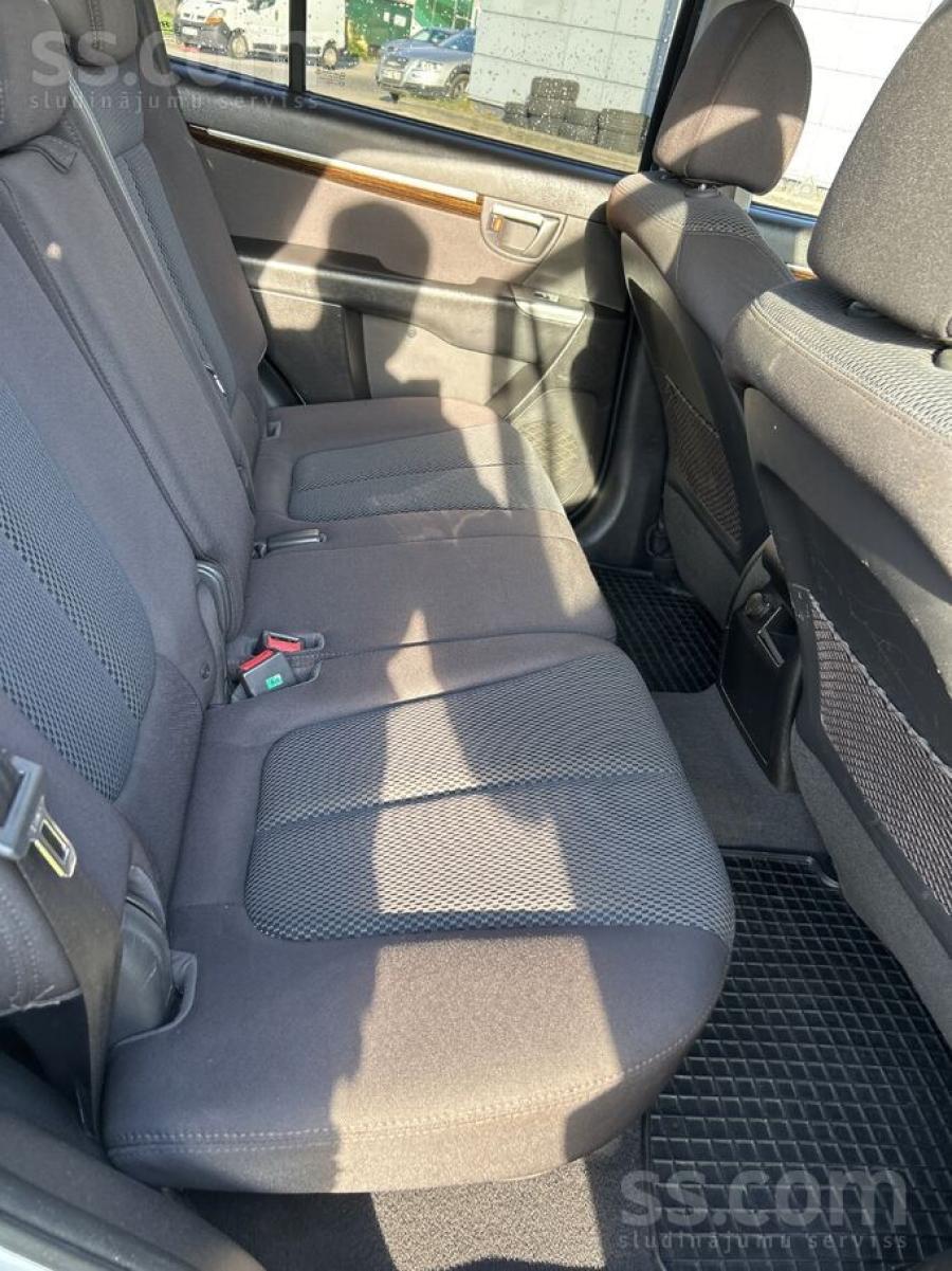 White Hyundai Santa Fe 2012 in Daugavpils, with an engine capacity of 2.20 L and mileage of 266 thousand km for 6500 €, photo 11 on AUTOMOTO.COM.LV
