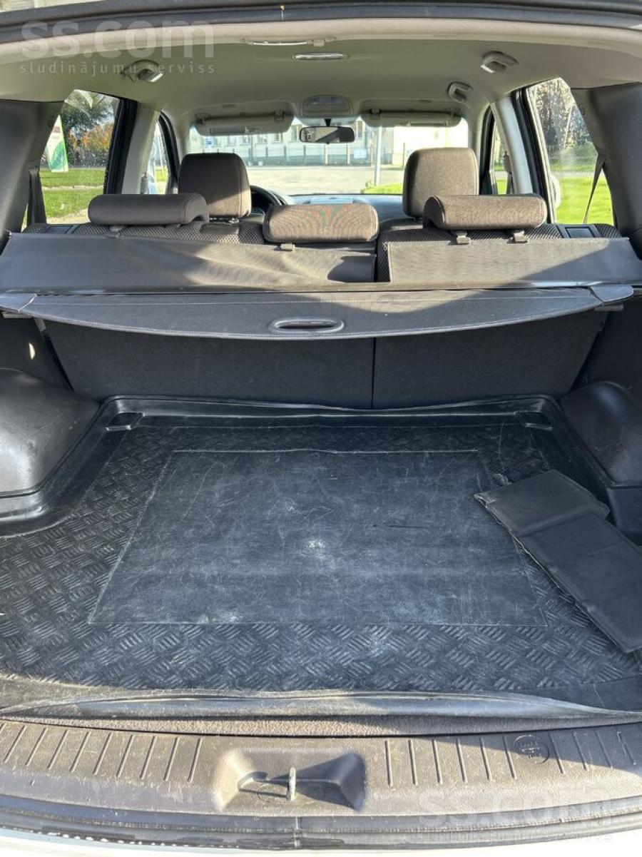 White Hyundai Santa Fe 2012 in Daugavpils, with an engine capacity of 2.20 L and mileage of 266 thousand km for 6500 €, photo 12 on AUTOMOTO.COM.LV