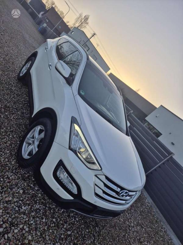 White Hyundai Santa Fe 2013 in Vilkaviskis, with an engine capacity of 2.20 L and mileage of 203 thousand km for 12300 €, photo 3 on AUTOMOTO.COM.LV