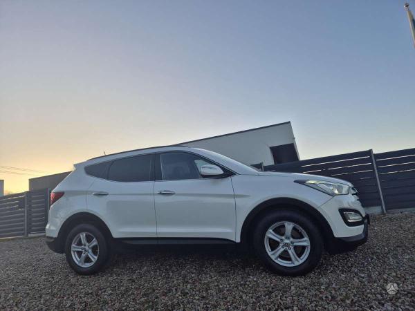 White Hyundai Santa Fe 2013 in Vilkaviskis, with an engine capacity of 2.20 L and mileage of 203 thousand km for 12300 €, photo 4 on AUTOMOTO.COM.LV